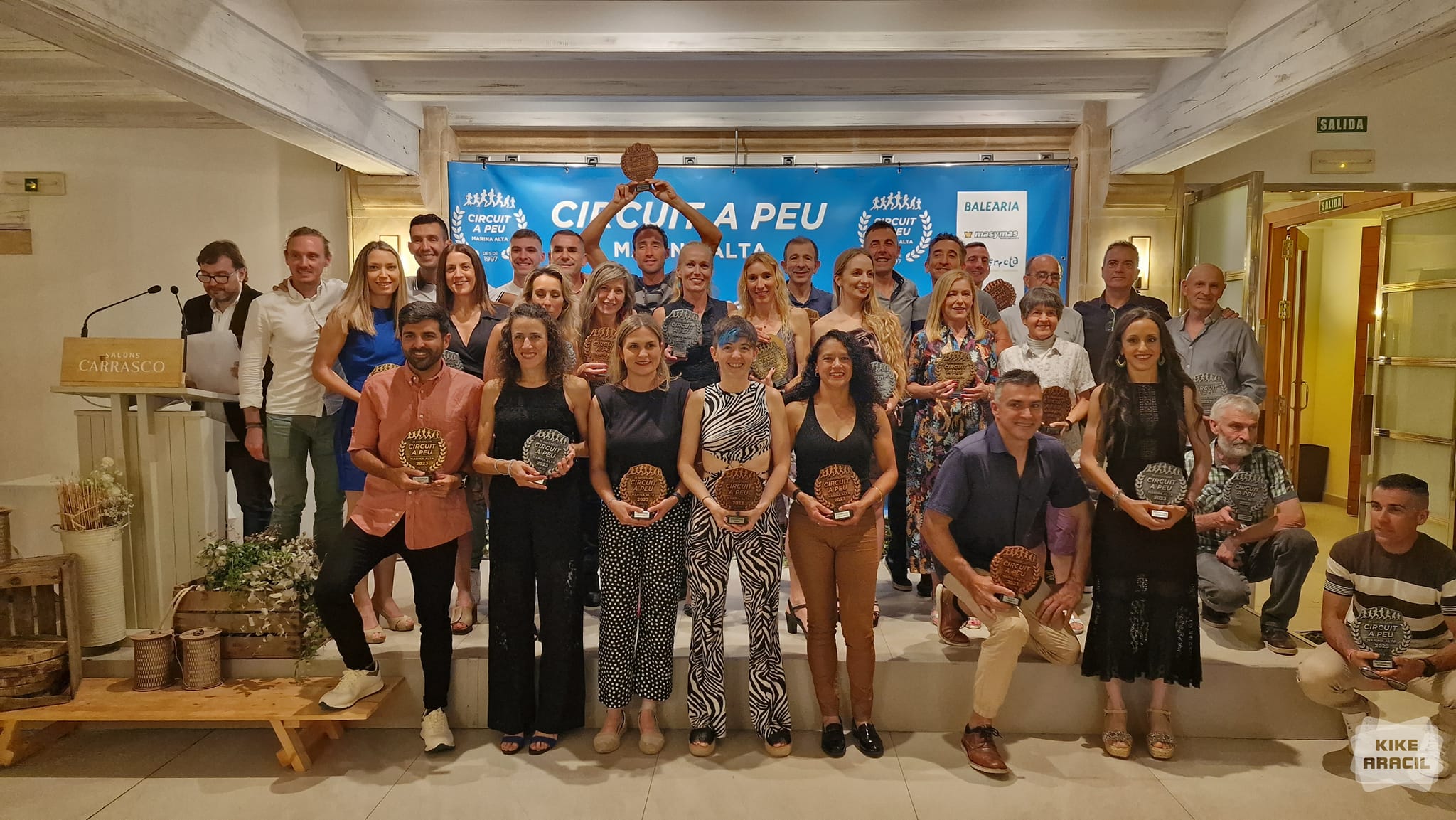 María Isabel Ferrer y Moha Rida reciben los trofeos como campeones del ...