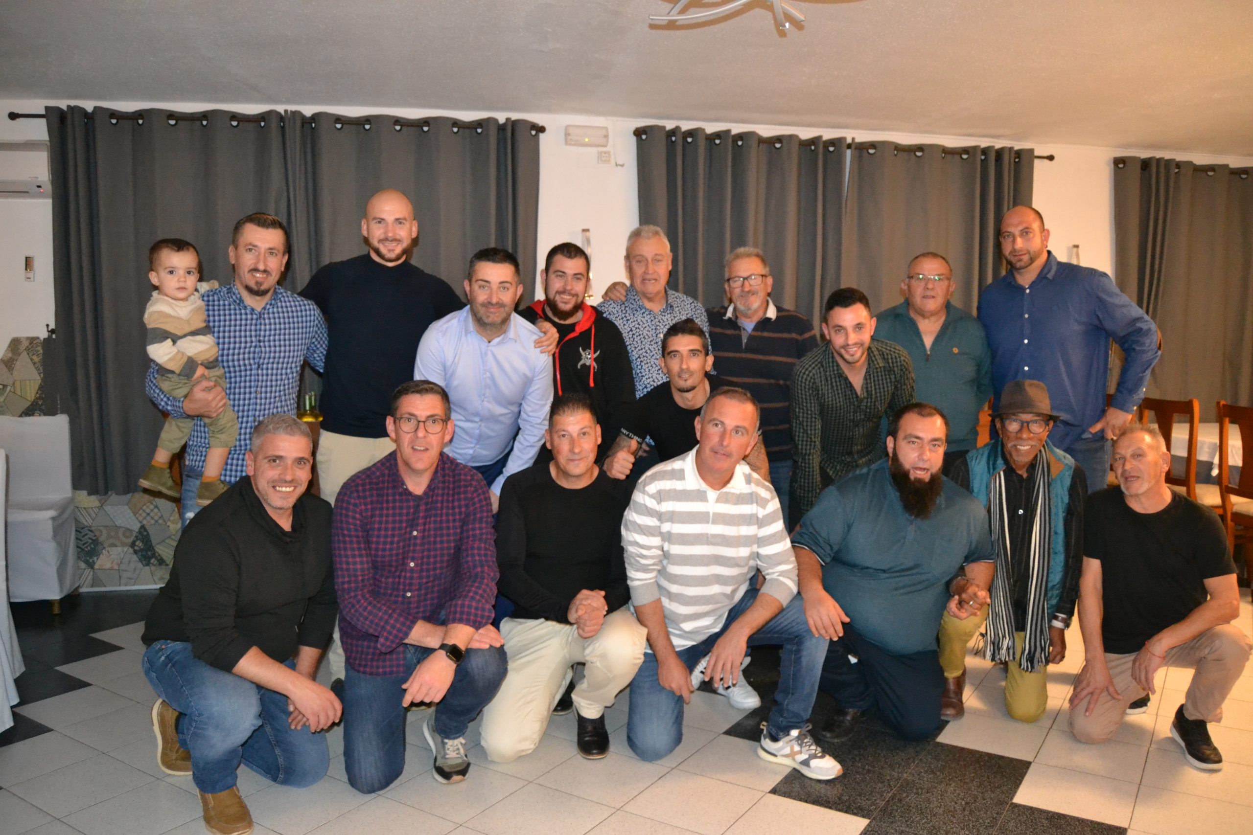 Vicent Vidal y Marco Aledo reciben los trofeos como campeones de las liga del CP Marina Alta ...